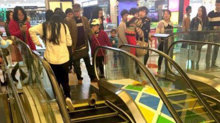 女子下电梯,身后却发生这样的事,监控拍摄到女子临死的全过程!