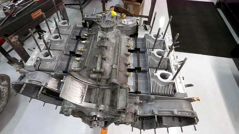 装配一台保时捷水平对置六缸风冷发动机,然后进行台架测试