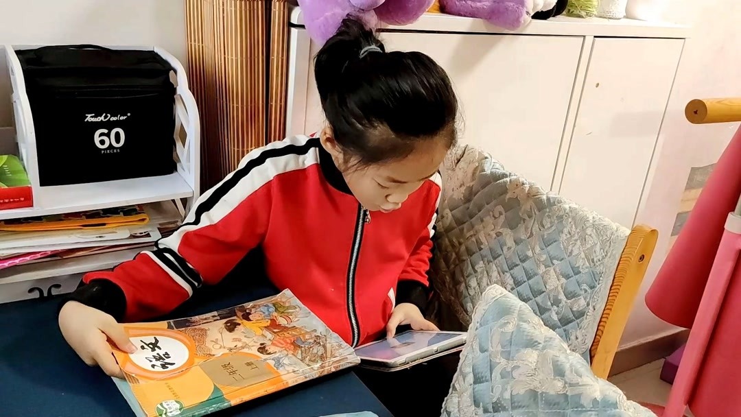 小学生今天开学,起床太晚赶紧吃几口年糕,看课程表安排得满满的