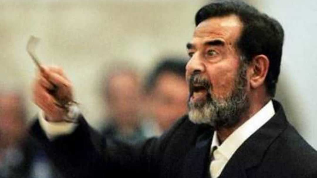 2006年萨达姆被美军带上法庭,面对镜头,他高举右手愤怒发声!