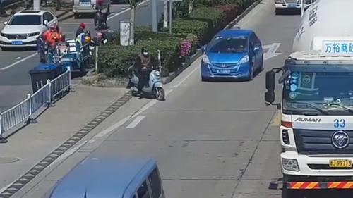 这肯定是电动车全责:自己的伤自己治,别人的车损你来赔