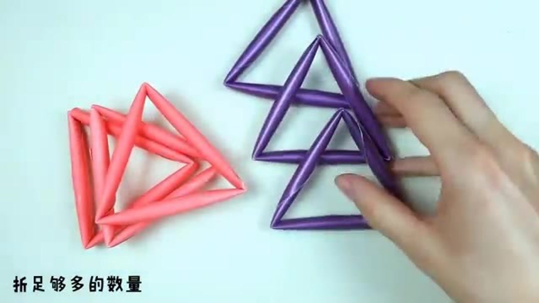 这个纸做的笔筒,摆在桌上也漂亮