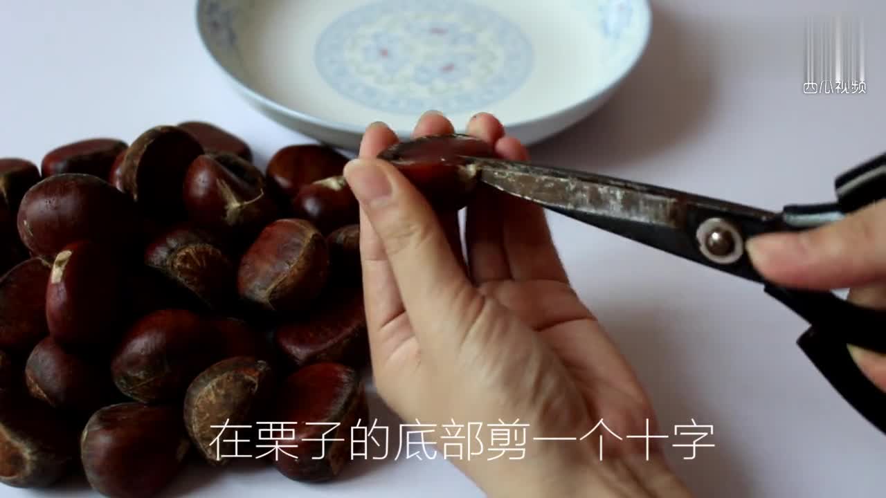 板栗怎么快速去壳去皮?只需剪2刀,外壳内皮一剥就掉,太轻松了