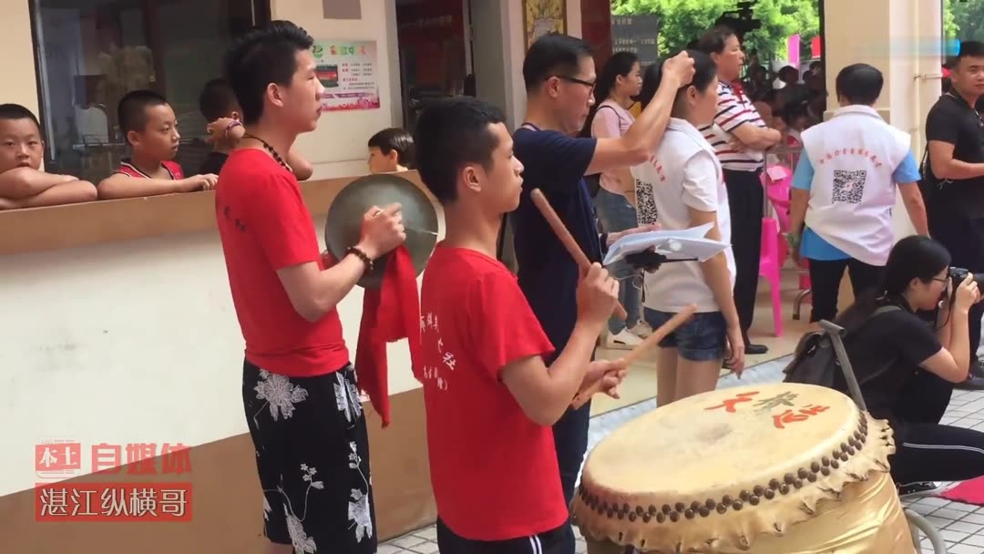 广东湛江的醒狮表演: 六只狮子一起舞, 好看又热闹