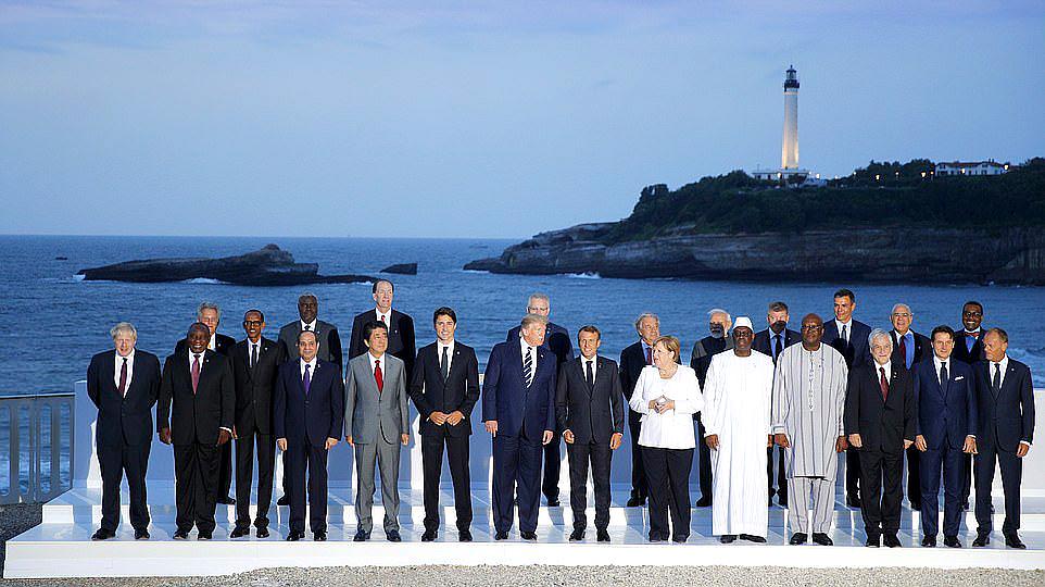 G7的国际会议拍全家福照片,英国新首相被排在了边边上