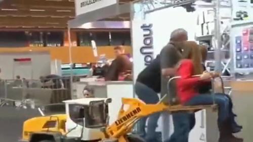 外国牛人发明的交通工具,当我看到这样的操作,一键启动太方便了