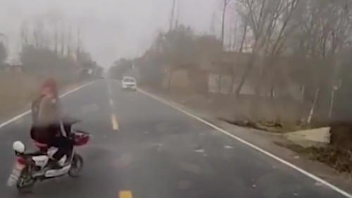 行车记录仪:骑电动车也太豪横了,大妈这条命算是我给的了!