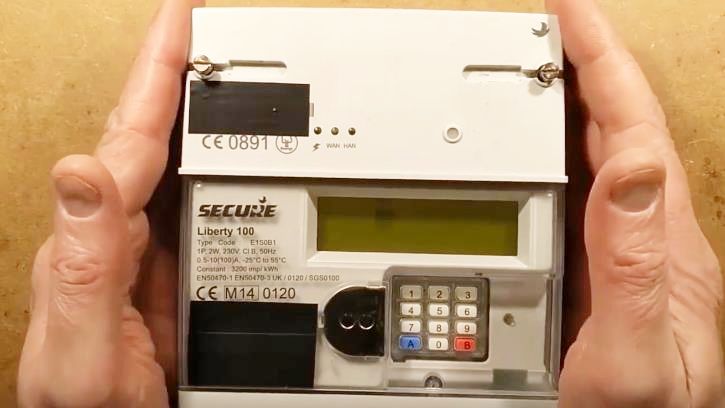 智能电表太灵敏,老外拆开查看内部结构,偷电想法最终放弃了