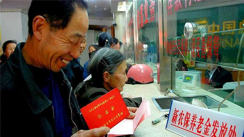 好消息,退休中人将补发部分养老金,老人:可要好好规划一下了