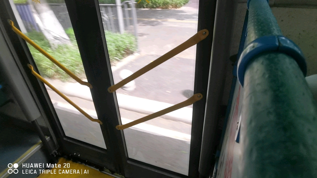 厦门公交139路金旅纯电动公交车,关门摔门