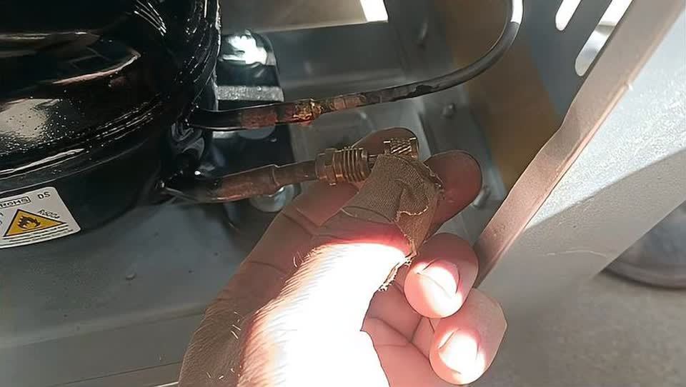 加注制冷剂的气门芯,旭哥教大家怎么拆卸更换的,看看吧!