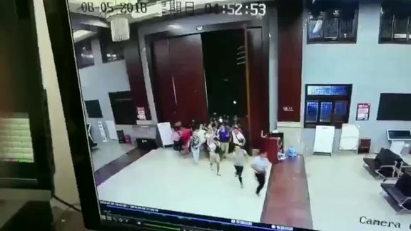 ...张家界天门山景区售票处百名导游通宵排队,只为这张门票⋯希望更多...