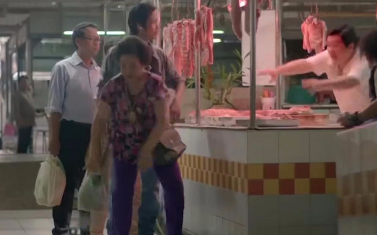 菜市场老板娘当场摔了小贩的秤,火爆网络,真相令人沉默!