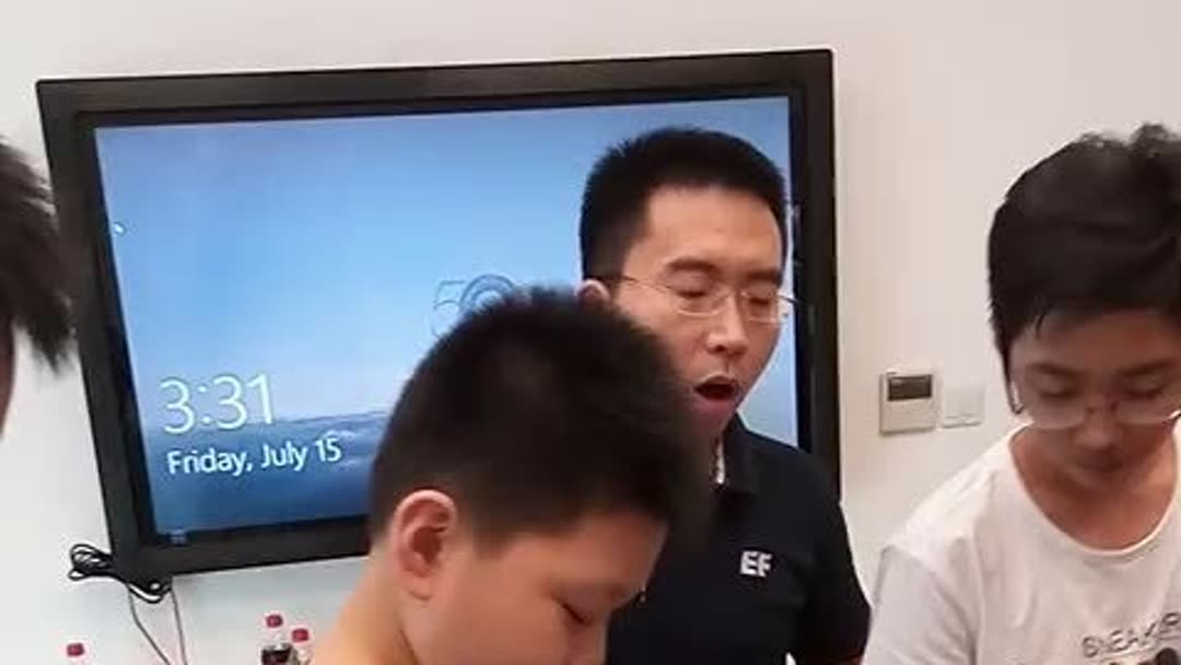 英语课上的科学实验(可乐喷泉)