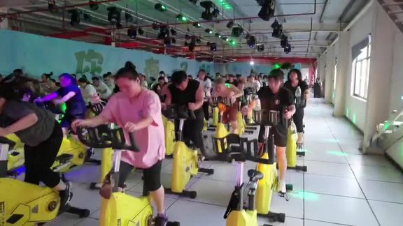 暴汗暴汗暴汗!你不来怎么能瘦!#封闭式减肥训练营 #动感单车