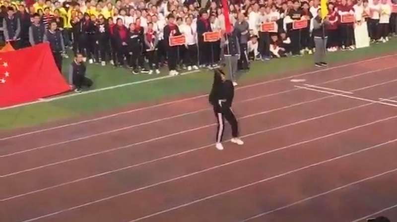 中国学校运动会的开幕式,现场实在是太激情,偷偷看了好几遍