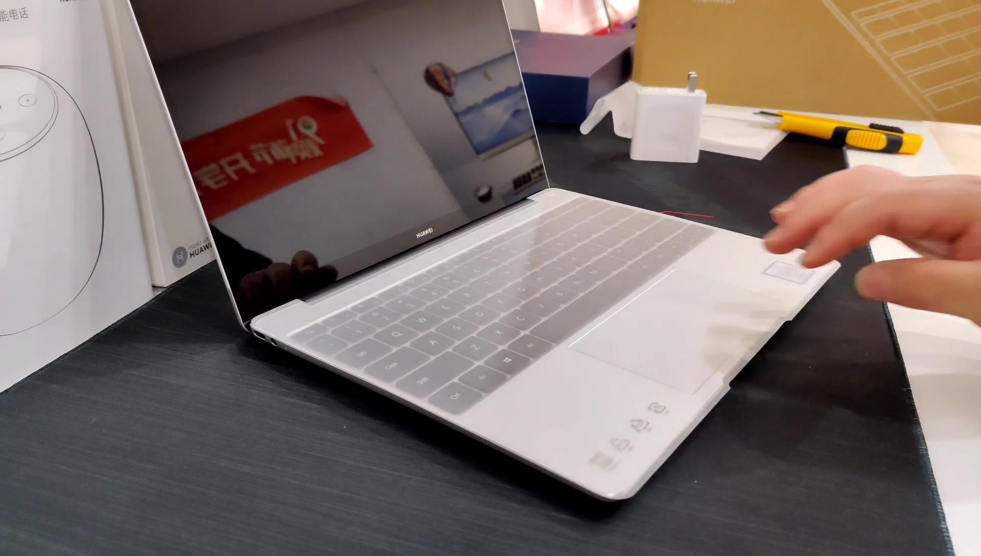 简单开箱华为matebook 13 2k屏幕 13寸全金属机身 小巧便携 nice