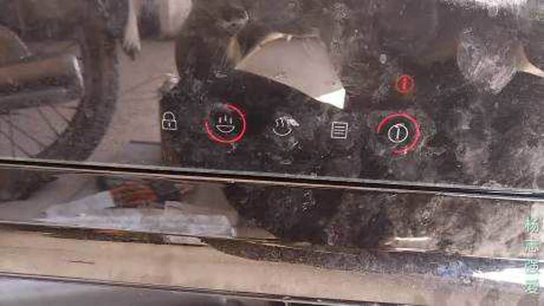 客户花2850元买的消毒柜,看一下内部结构,工作不正常,维修分享