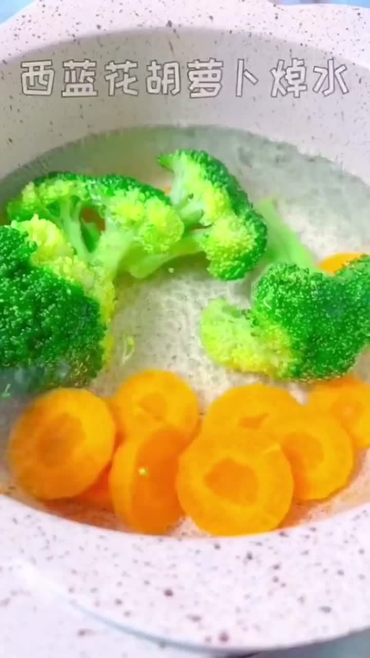 适合10个月以上宝宝吃的辅食,搅一搅蒸一蒸就搞定啦,没牙的宝宝也可以吃辅食