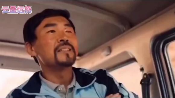 不系安全带的后果…笑死了!