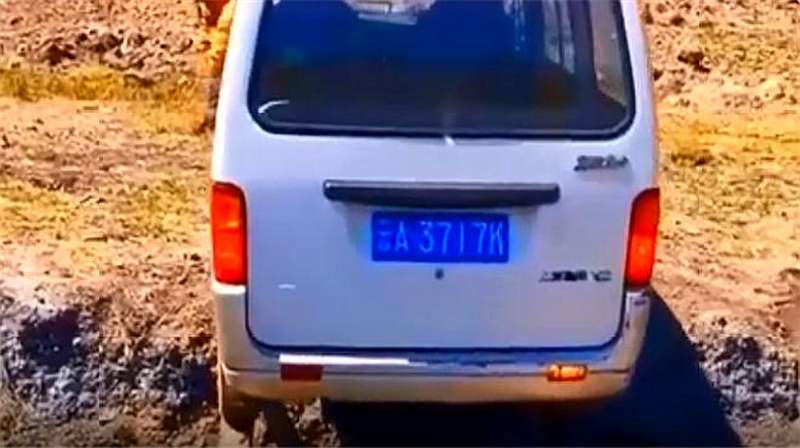 果然高手在民间,面包车用木棍当桥,眼前一幕为他点赞!