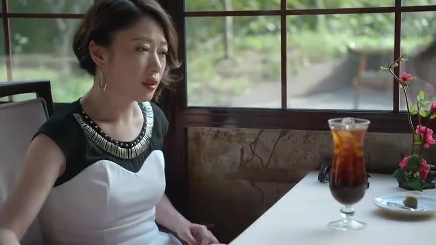 美女到咖啡店喝咖啡,却看不起服务员,原来是老板前妻!