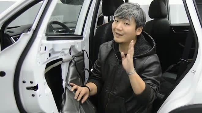 实拍:荣威ERX5纯电动车内饰拆解,地板甲醛含量完全不一样