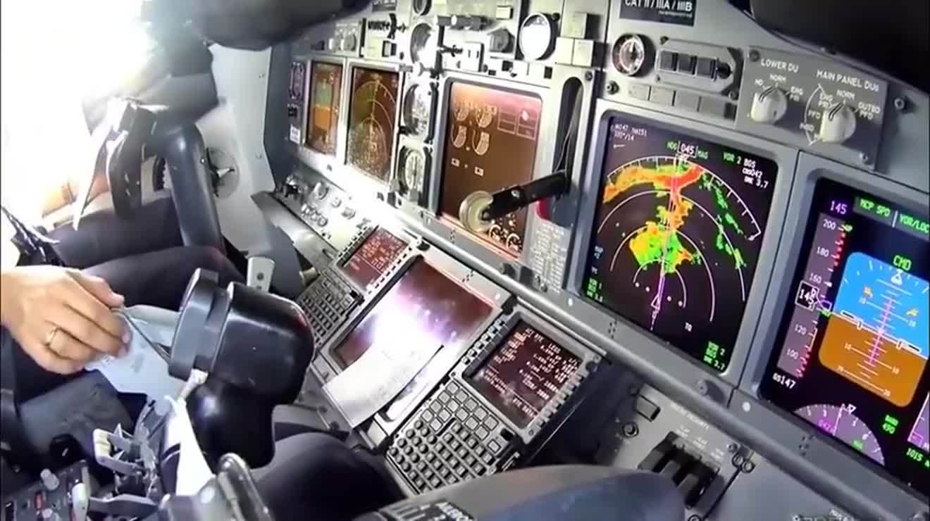 特殊视角,波音B737驾驶舱,抖得这么厉害是降落了吗?