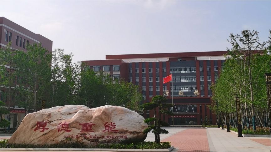 职业学校军事化管理,以军人精神教育学生,以军人作风感染学生