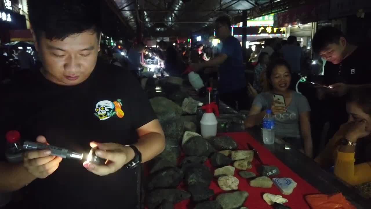 几十吨的翡翠原石竟然没有价值?石头大切不输?