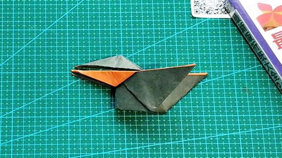 《最新版折纸大全》折纸乌鸦 会啄食的乌鸦 配套折纸教程