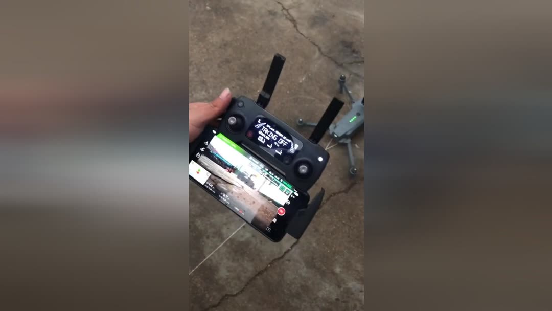 高速公路救援无人机送应急三角架