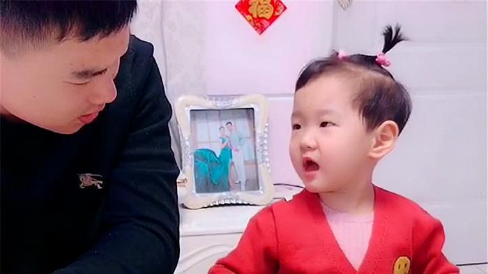 宝宝把压岁钱给了妈妈,爸爸有意见了,宝宝:你可长点心吧!