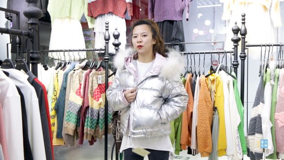 今年新款短版羽绒服,轻薄保暖很时髦,潮流大气很显气质