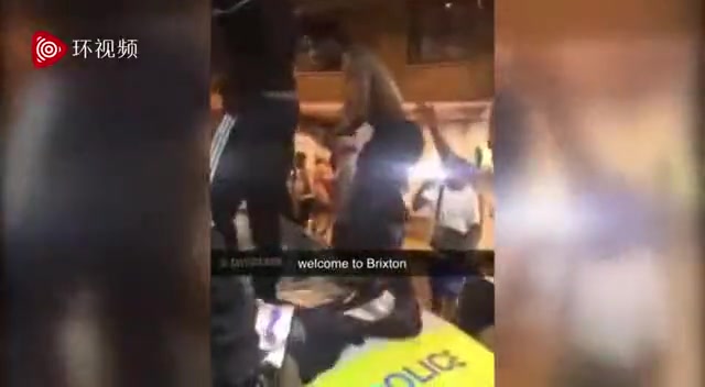 伦敦街头发生暴力冲突,赶来平乱的警察几乎成了“弱势群体”