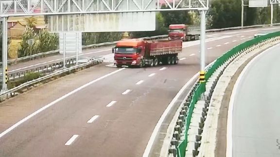 监拍!错过高速出口 宁夏一重型半挂牵引车“蛇形走位”向后退