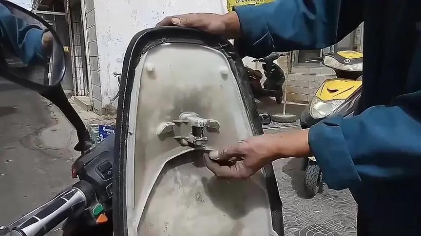 电动车座垫锁给多人带来烦恼,手都拍疼锁不住怎么办?给你实用法