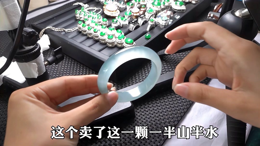 缅甸翡翠市场1700万缅币收下的翡翠手镯,半山半水!你会喜欢吗?