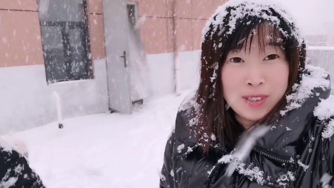 北方特大暴雪来袭,能见度不足50米,出门瞬间变成雪人