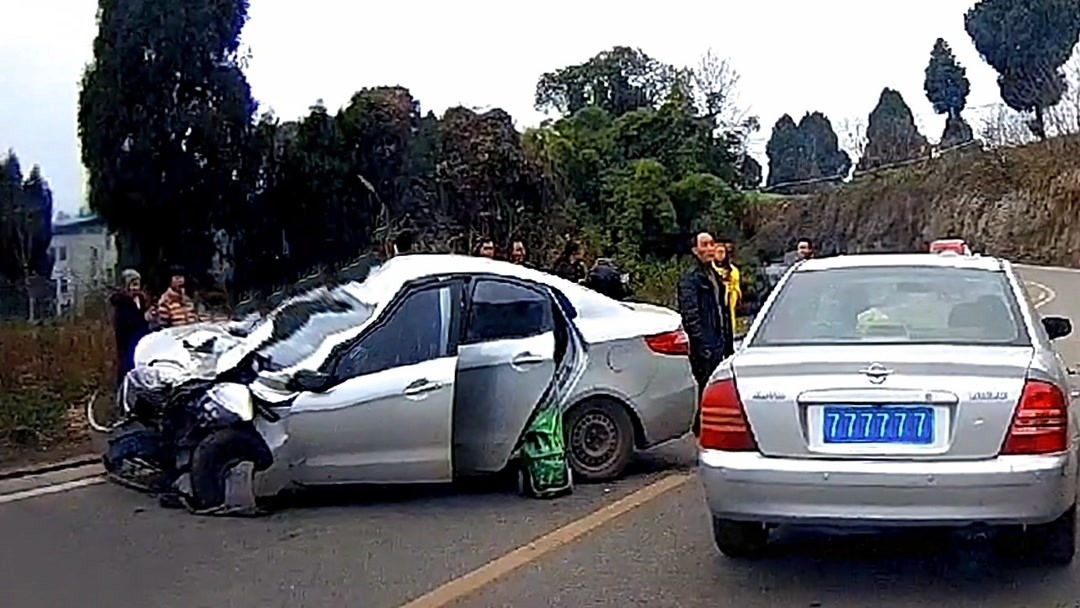 交通事故合集:肆无忌惮的逆行超车,这下好了吧?