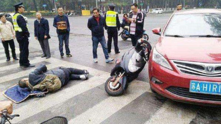 开车等红灯时被电动车追尾,电动车车主伤亡,谁负全责?