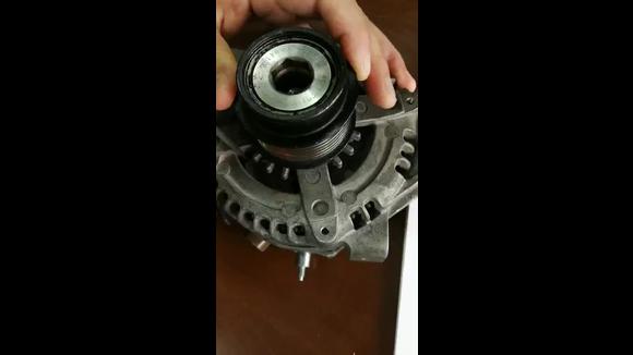 丰田新型发电机皮带轮带单向离合器检测,顺转卡死,逆时针转正常