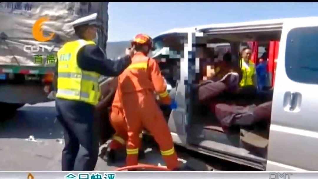 小型客车刚转进服务区,直接追尾大货车,消防紧急救援
