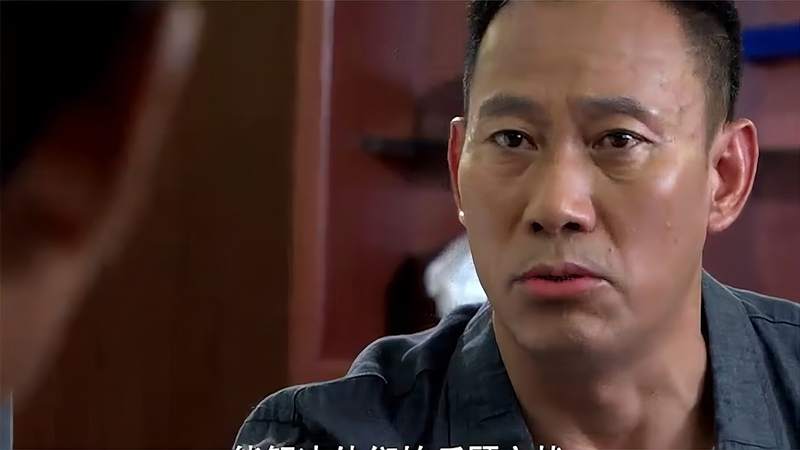 便衣警官:便衣警察太不容易了,警队打算给困难户补助!