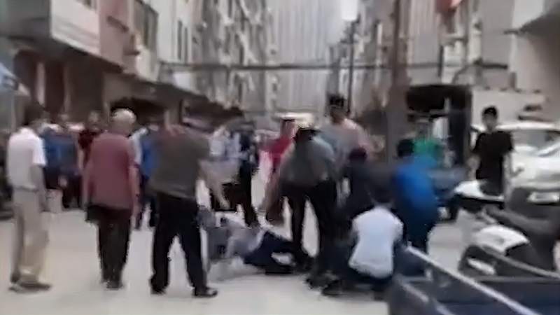 商贩违法占道经营 城管执法遭持刀阻碍致一城管重伤