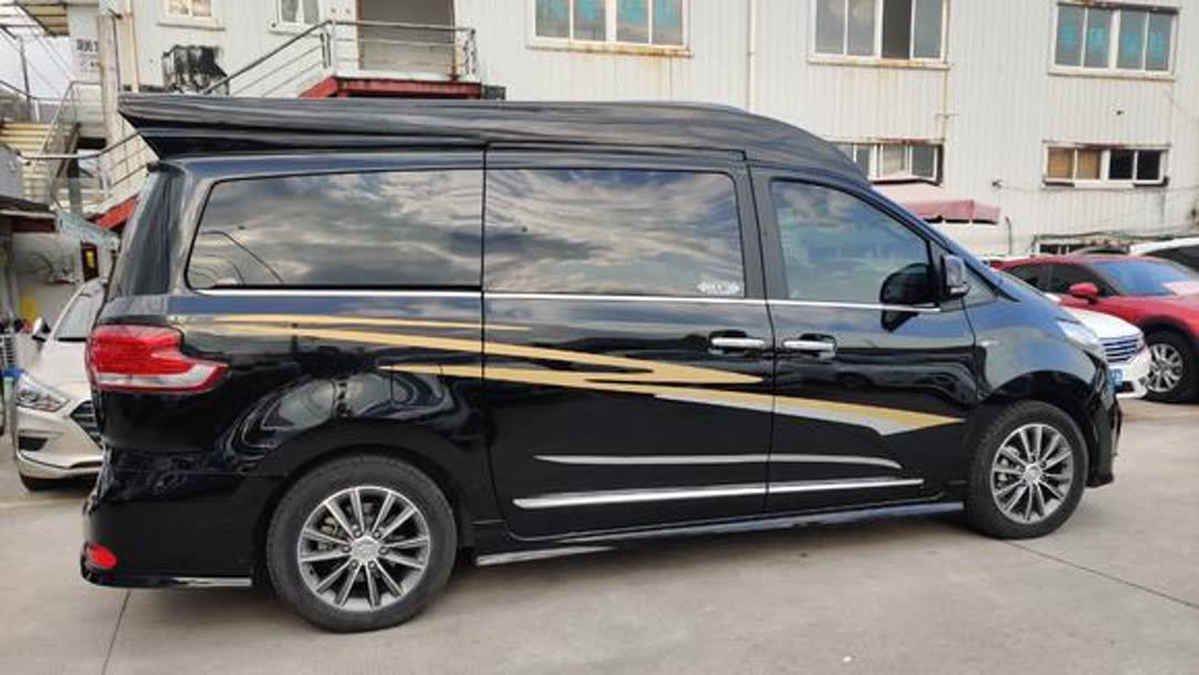 十几万的大通房车,打开车门的瞬间,小伙都被它惊艳到啦!