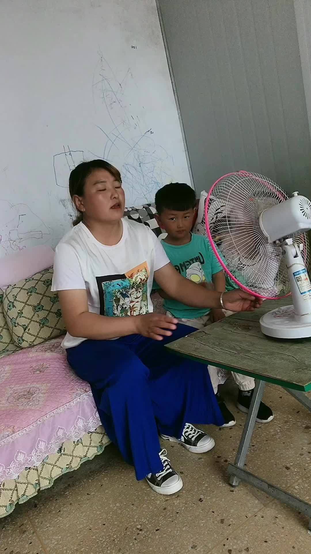 家里唯一的风扇摇头坏了,还是老妈聪明一招轻松搞定⋯