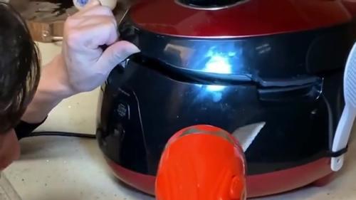 跟风做了个电饭锅蛋糕,估计是蛋糕发得太高,把电饭锅上面的安全锁都...