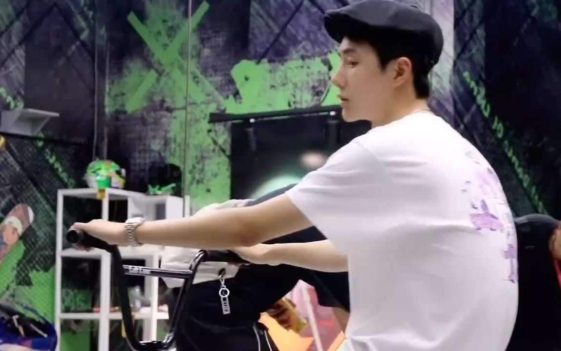 20200817 王一博 这就是街舞3 练习室也能过把“摩托瘾”