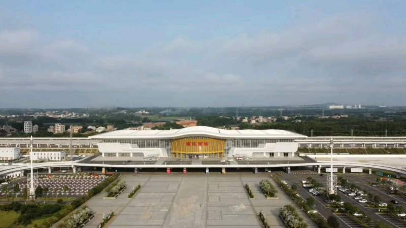 航拍湛江高铁西站,为什么本地人都爱戏称它为“水鱼号”呢,嘻嘻